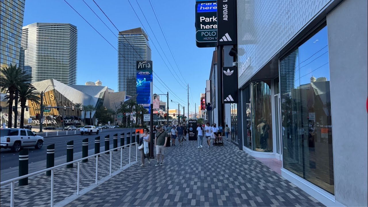 Walking the Strip on a Thursday Night - Las Vegas IRL - YouTube
