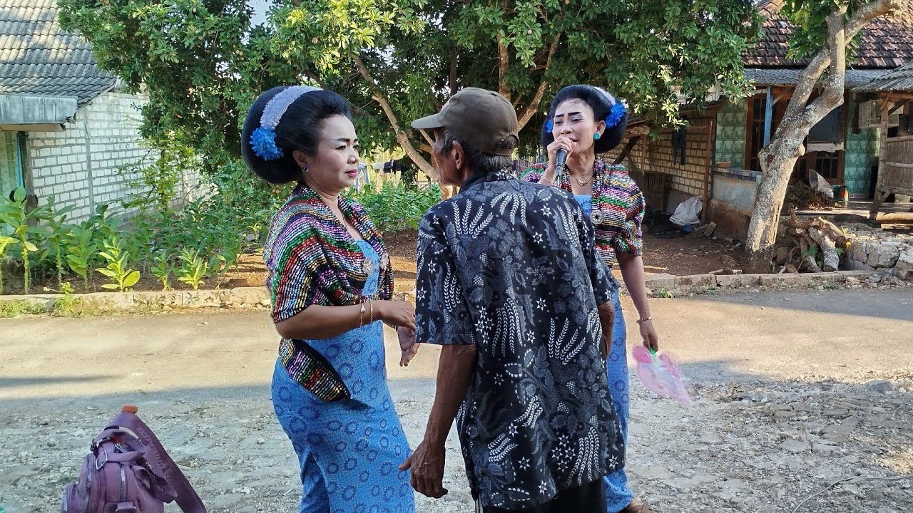 Kakek ini begitu bergairah menari bersama waranggono | Tayub keliling ...