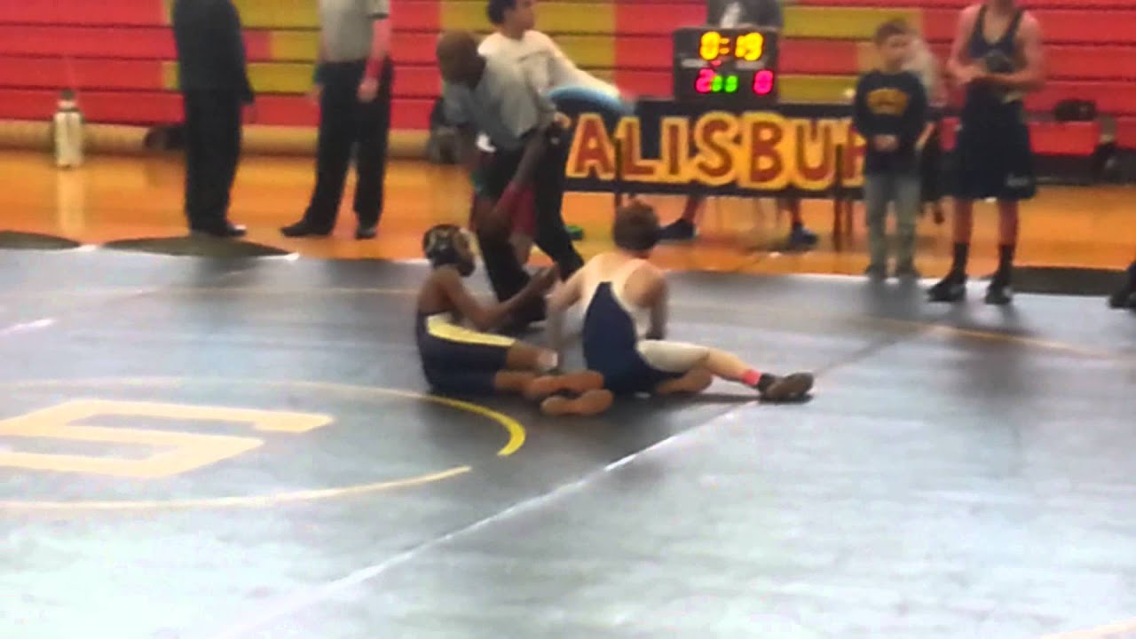 Lil Dennis makes him tap out - YouTube