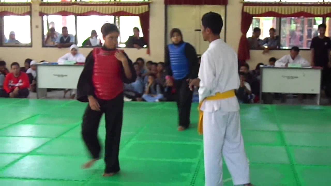 Pencak Silat Tanding - YouTube