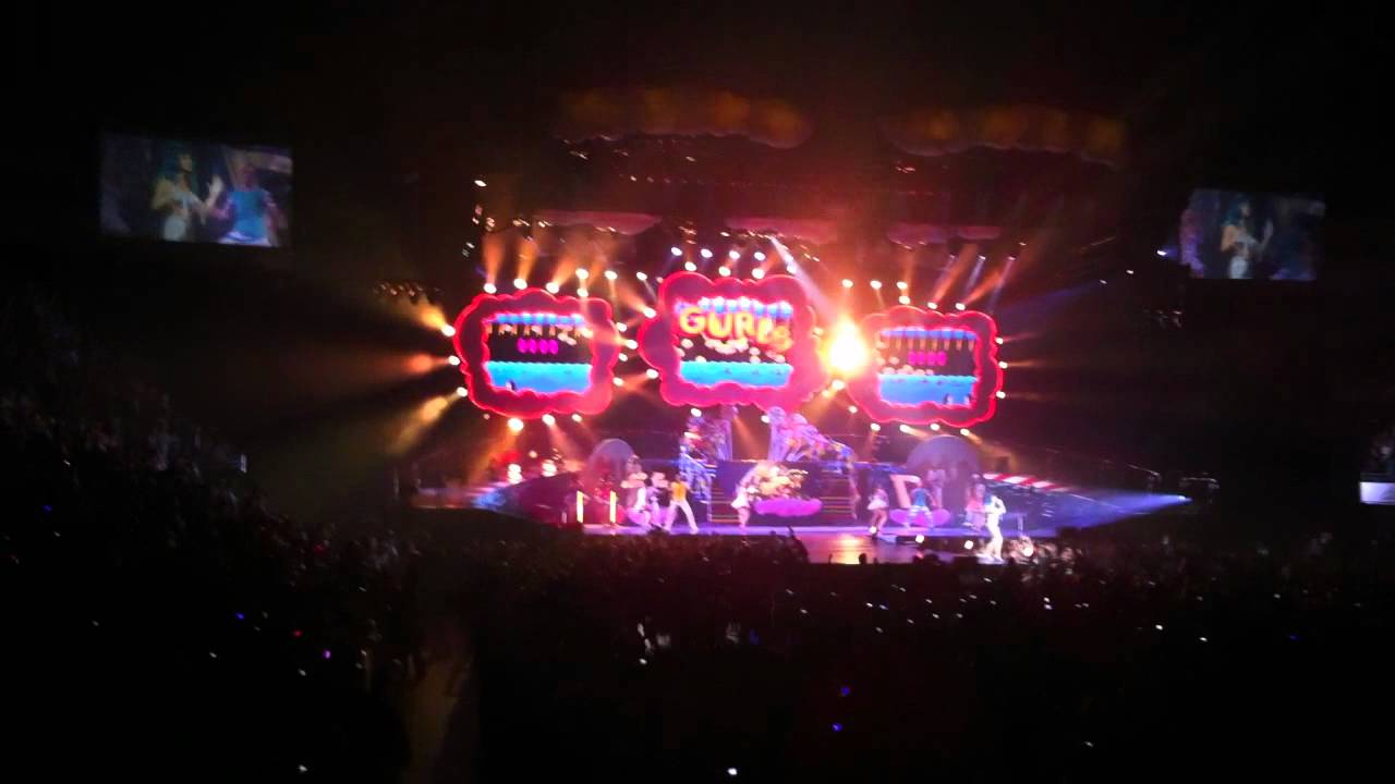 Katy Perry - California Gurls Live in Seattle 2011 - YouTube