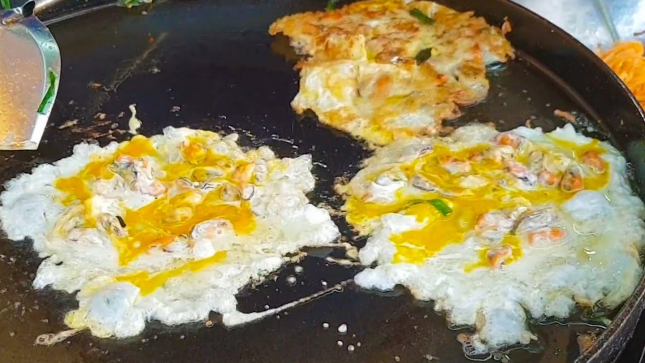 Hoi tod / oyster omelet / fried mussels pancake / thailand street food ...
