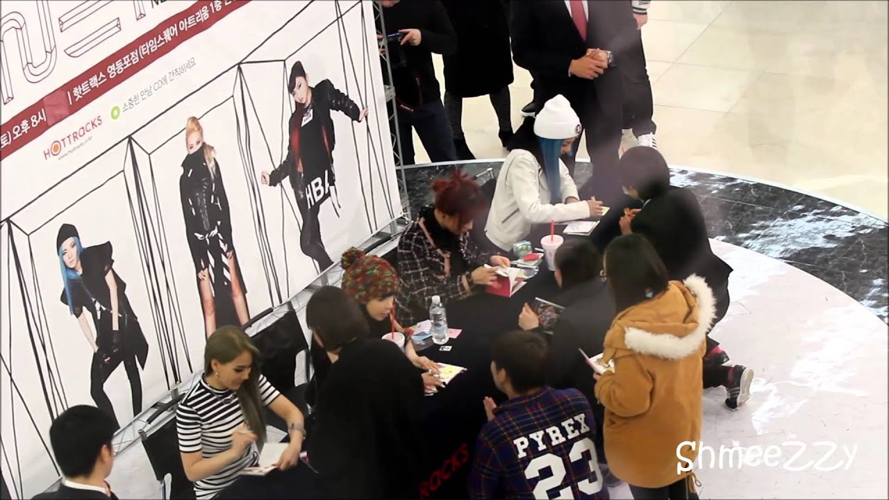 2NE1 Fan Sign Yeongdeungpo Times Square 20140315 - YouTube