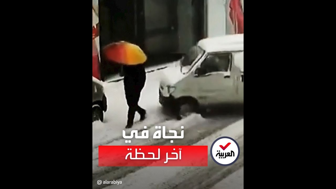 نجاة رجل بأعجوبة بعد انحراف شاحنة بسبب تراكم الثلوج في الصين Youtube