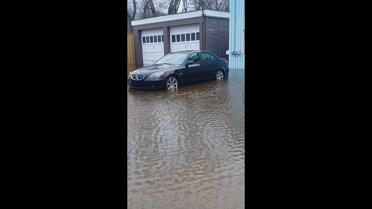 Major Flooding Pawtuxet River l Cranston RI l Leaving Cars Stranded ...