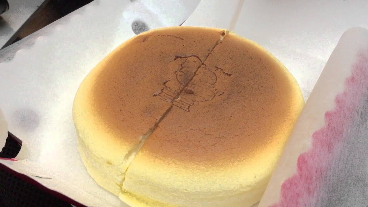 The slicing of Uncle Tetsu's Cheesecake (Taiwan) - YouTube