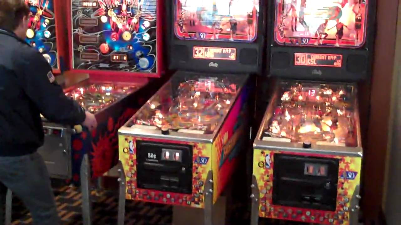 Midwest Gaming Classic 2010: Pinball and Video Game Contests - YouTube