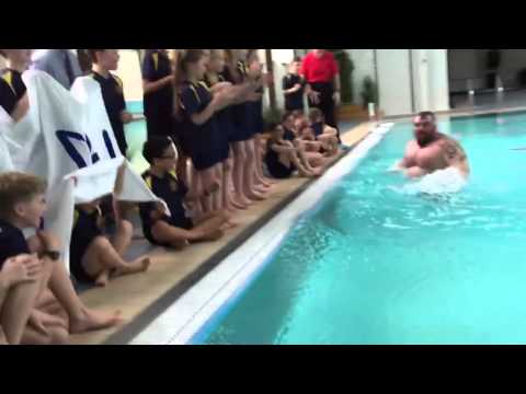 Eddie Hall is like a shark (swimming workouts)