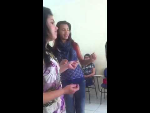 Alunos dançando