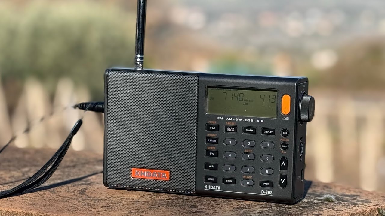 XHDATA D 808 contro Yaesu ft 2000 confronto - YouTube