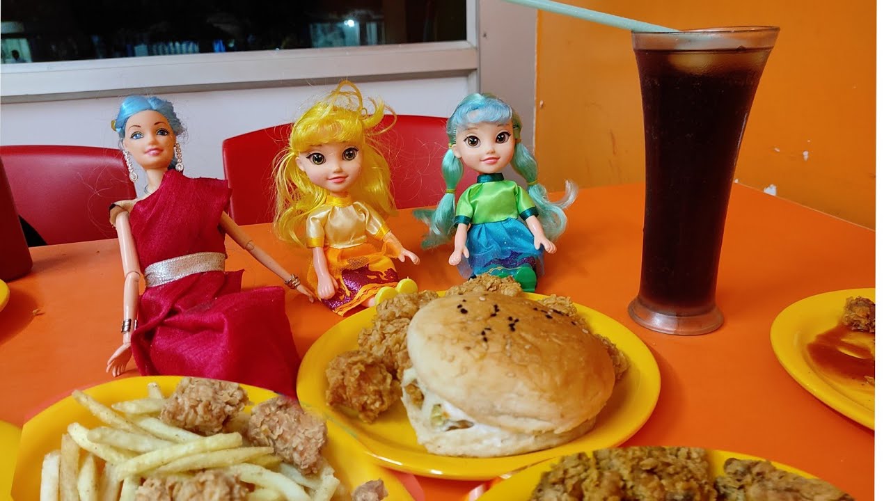 Barbie going to real kfc / barbie eating burger, chicken, French fries ...
