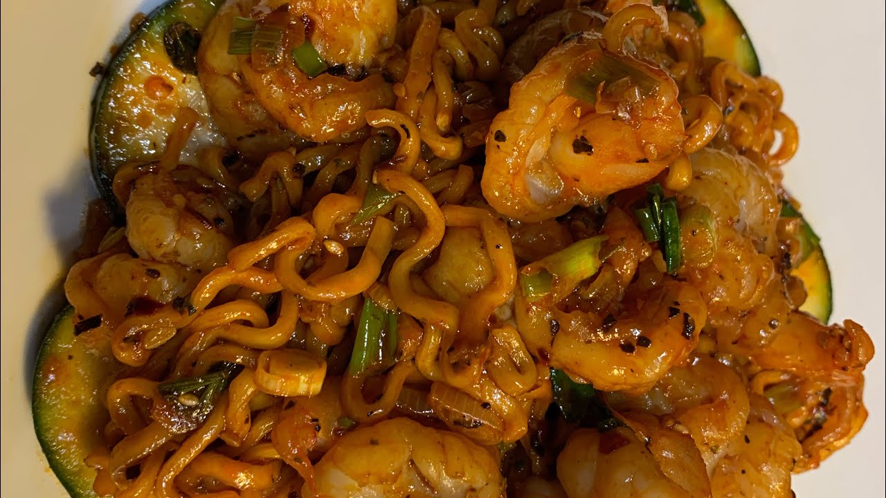 BULDAK NOODLES WITH SHRIMP & CUCUMBERS 😠 #BULDAKHOTSAUCE - YouTube
