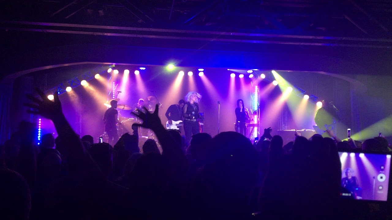 Butlins 80s Weekend 2016 (Skegness) - Kim Wilde - Kids in America - YouTube