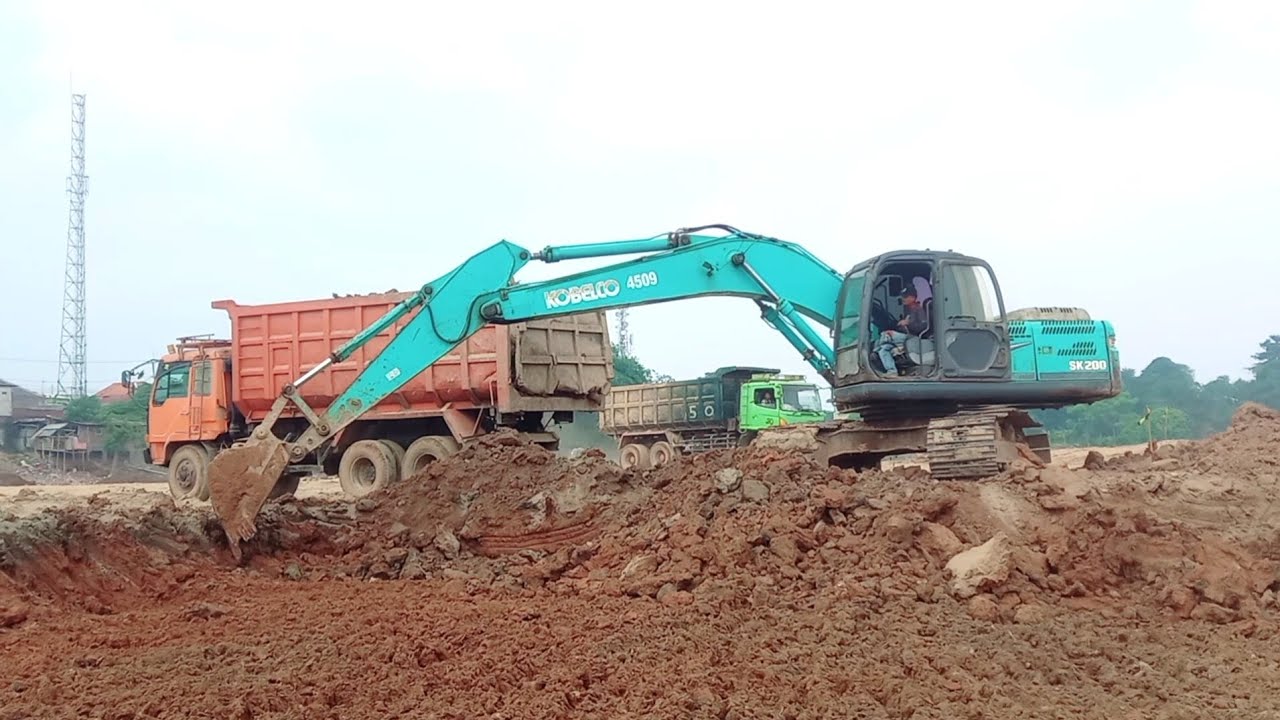 excavator loading truck, proyek perumahan proses cut and fill ...