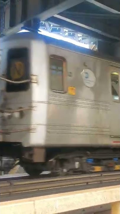 R46 (N) crossing Manhattan Bridge - YouTube