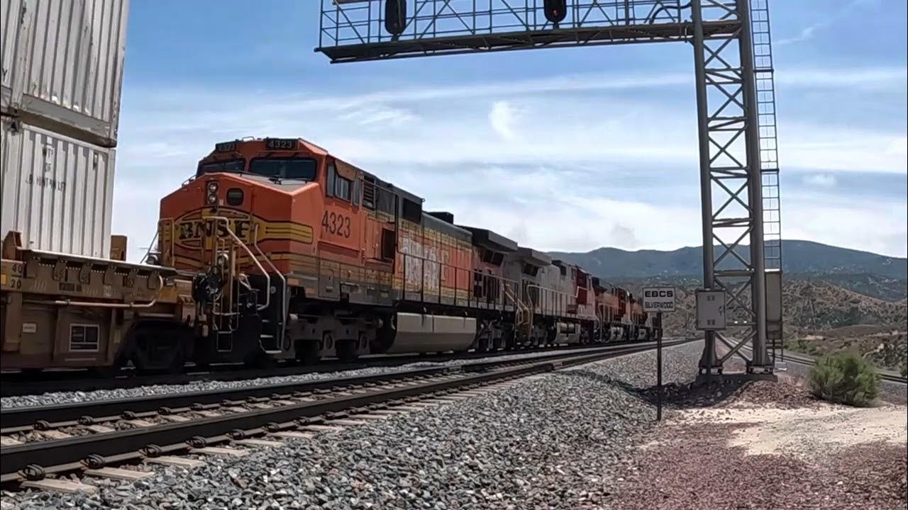BNSF 7124 comes around the corner with a fake warbonnet - YouTube