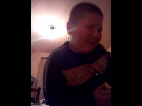 Doi nebuni mănâncă lămâie