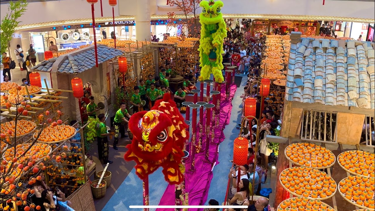 CNY 2024 🐉 Kuan Loke Acrobatic Lion Dance @ Mid Valley - YouTube