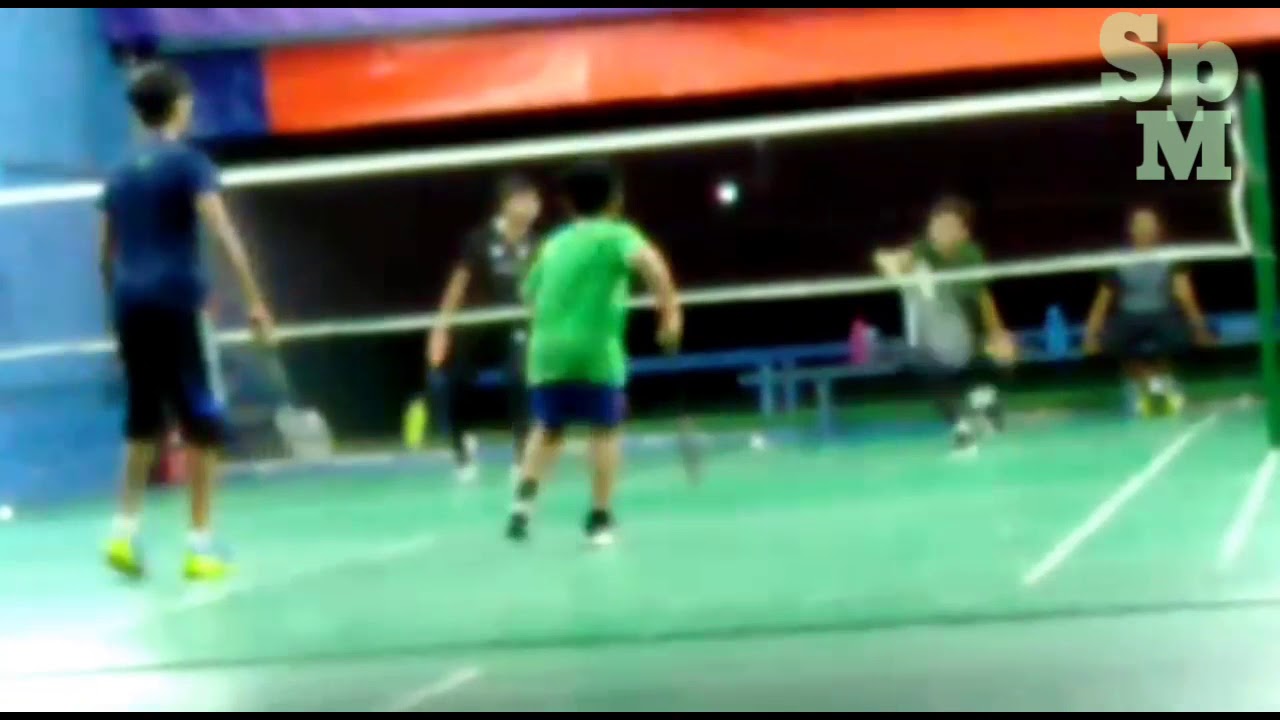 Reaksi Lucu bocah belajar main badminton - YouTube