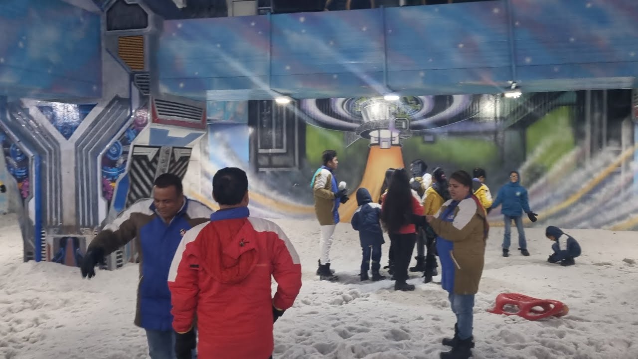 Snow World, DLF Mall Sector 18 Noida. - YouTube