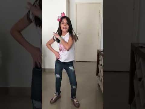 Bela dançando sapequinha da Mc Lexa e Mc Lan