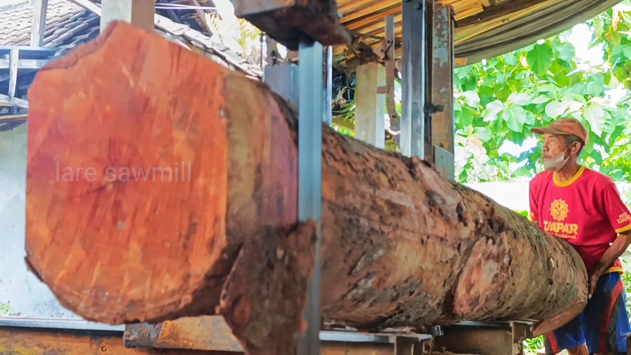 Sawing good old durian wood into thick boards for the truck bed - YouTube