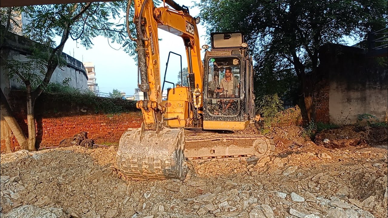 JCB JS81 Tracked Excavator, 140 Hp dumping soil levelling 2nd time ...