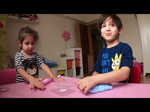 Tan ve Lina ikizler Slime oynuyor