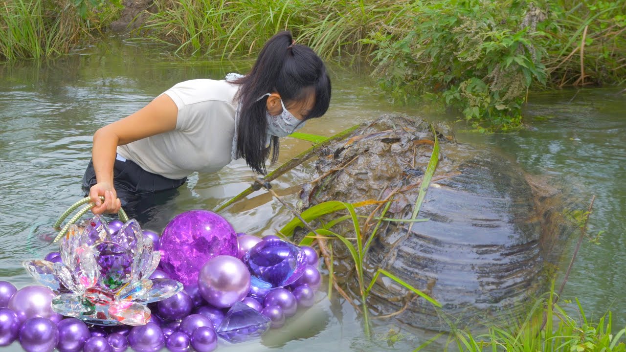 🎁A Girl's Lucky Find of a Priceless Array of Gemstones and Pearls in a ...
