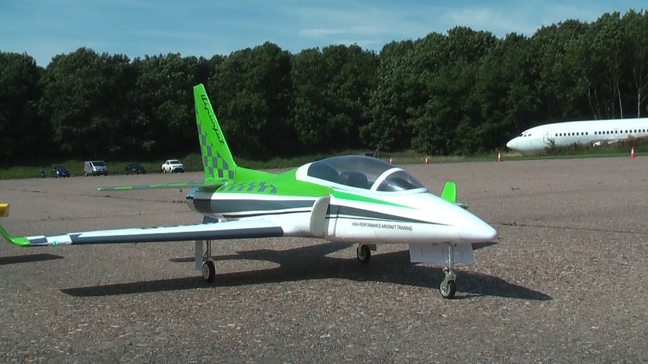 Taft Hobby Viper Jet 90mm Edf Super fast at the Airfield - YouTube