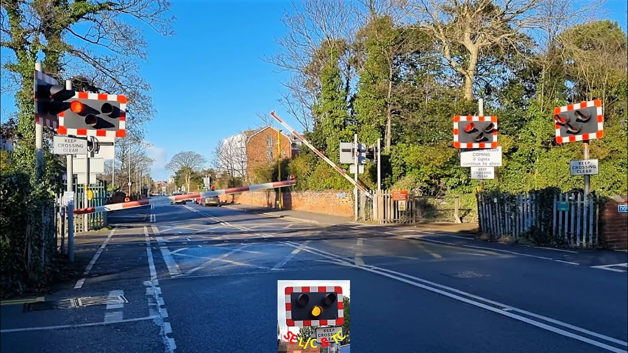Crescent Road Level Crossing, Merseyside - YouTube