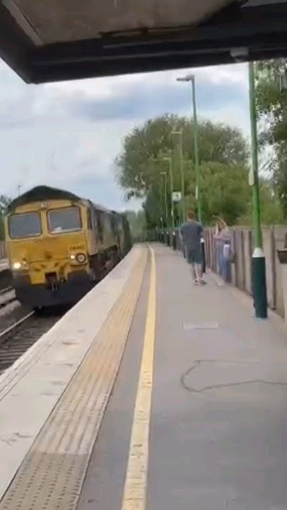 Class 66 passing Tamworth with some good tones - YouTube