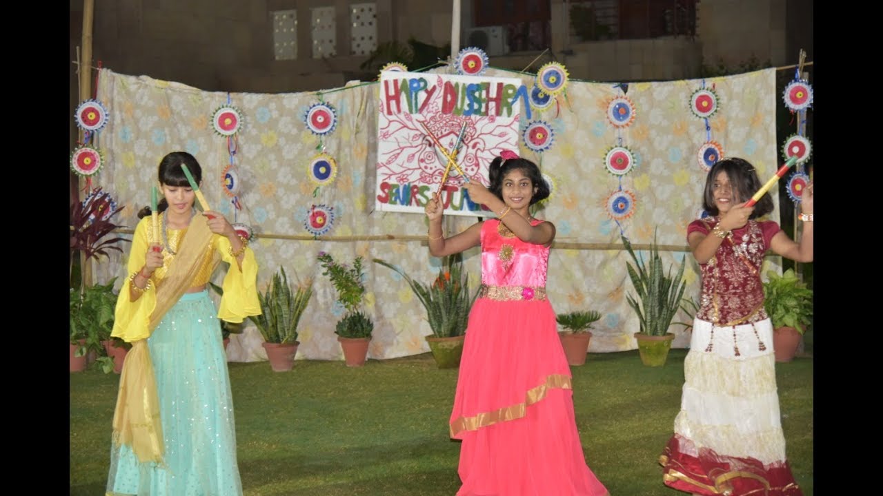 Dashing Dandiya Dance by NIPGR Children on 'Chogada tara' - YouTube