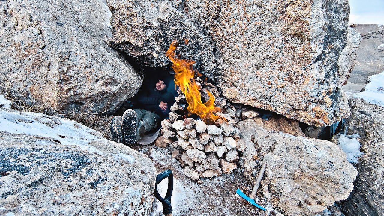 How to Build a Hideout in EXTREME COLD During Winter? | WINTER HIDEOUT ...