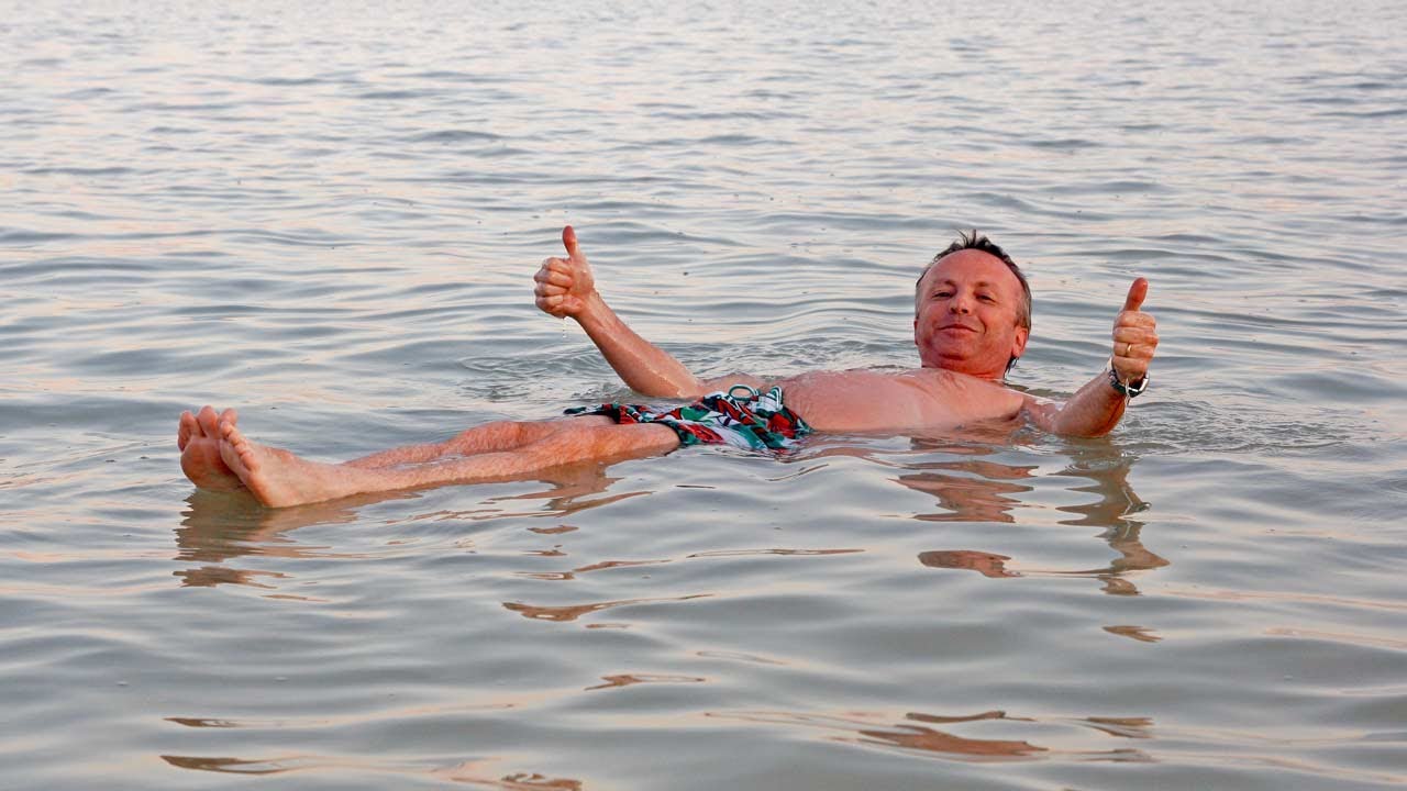 Mar Muerto - Imágenes flotando en el agua -Turismo Israel. Tierra Santa ...