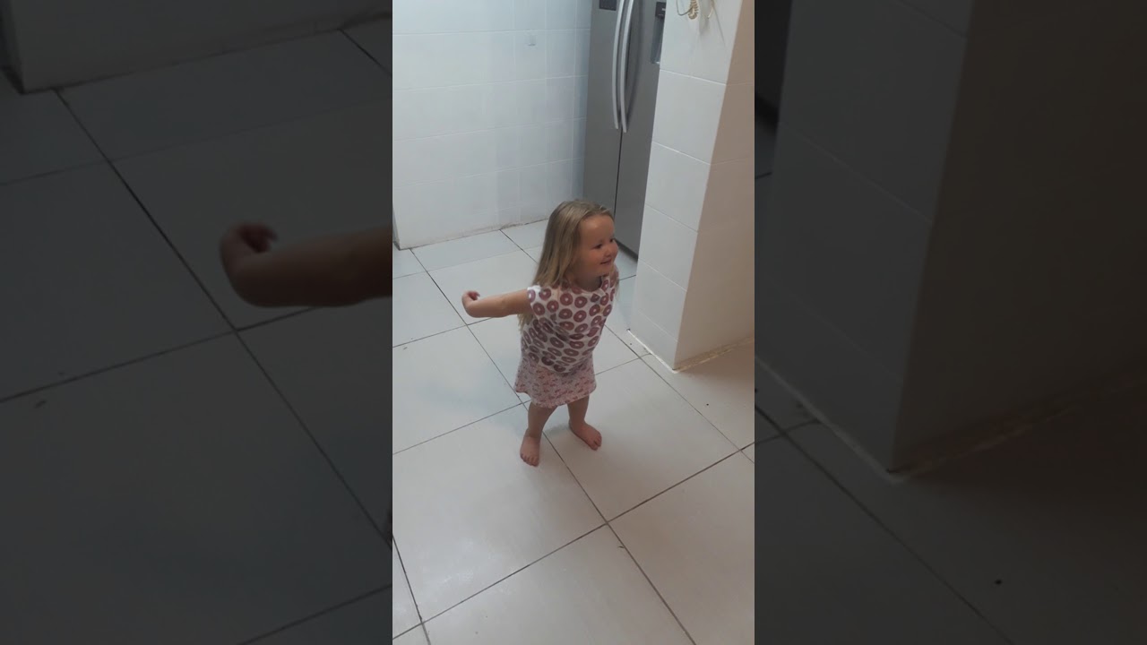 Awesome 3 year old girl shaking bum - YouTube