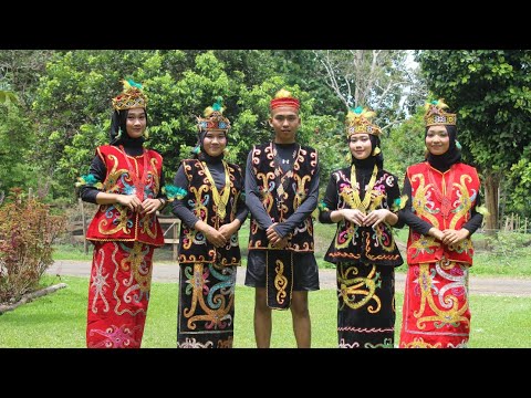 Tari tradisional Dayak (tari Galumpangk) SMA N 9 OKU