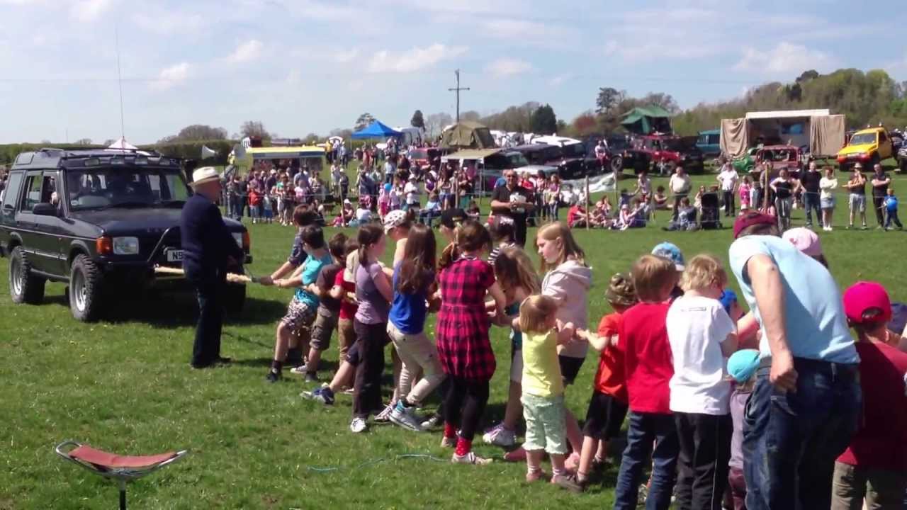 06-05-13 - Dilwyn Show - Land Rover Tug Of War - YouTube