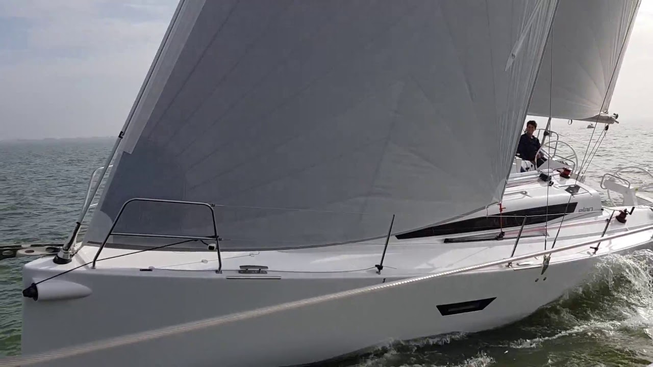 Elan E4 easy sailing on IJsselmeer autumn day - YouTube