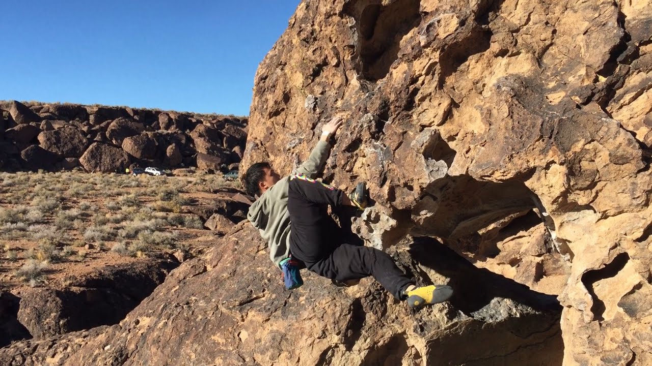 Baby Tooth (V0) | Flash | Sad Boulders | Bishop Bouldering - YouTube