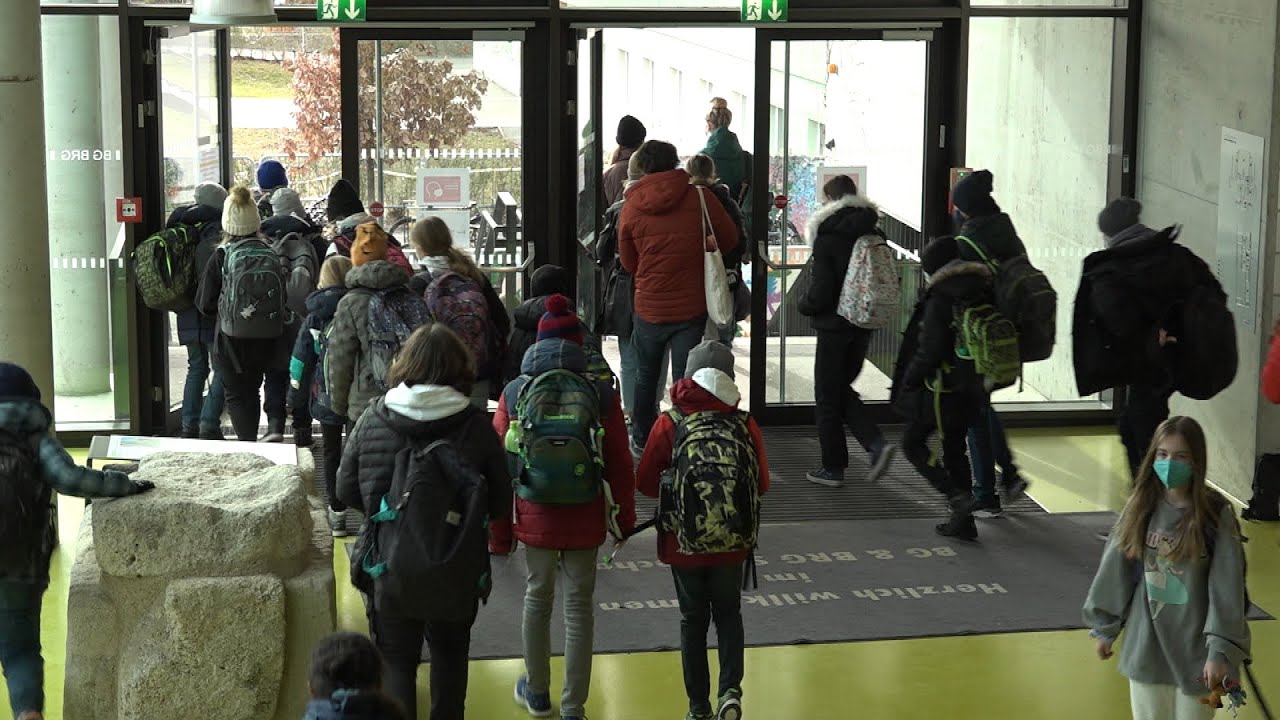 BG/BRG Schwechat: Resumee zum Semesterschluss - YouTube