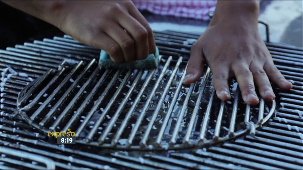 Handy Hacks: Cleaning the Braai Grid - YouTube