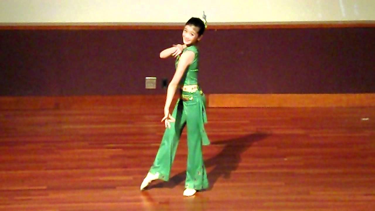 Chinese Folk Dance - Dai Dance - YouTube