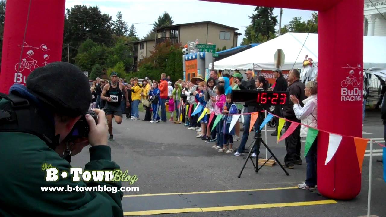 Burien Brat Trot 2011 Winner Angelo Baca crosses Finish Line - YouTube