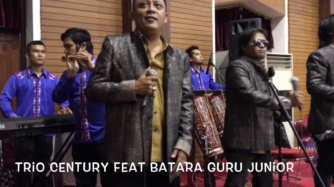Trio century ,parah..! lagi nyanyi di stop-stop sama parhata ( MC pesta ...