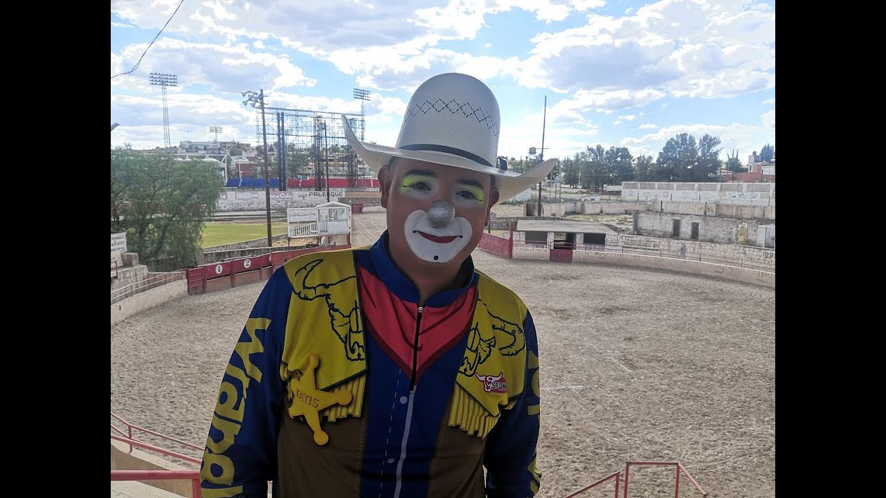 Conoce a El Tatis, excelente payaso de rodeo - YouTube