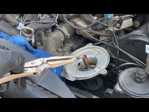 Replacing distributor cap and rotor - stuck screws W126 SD 480p - YouTube