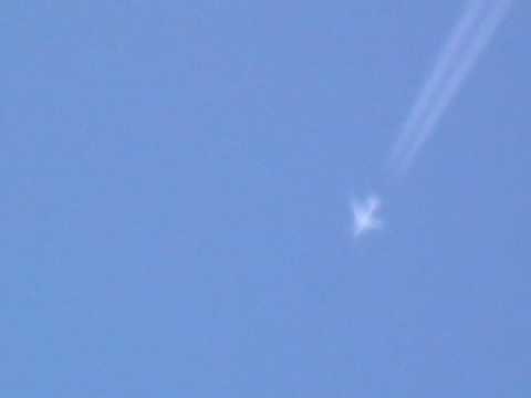 What a NORMAL Aircraft trail is suppose to look like! - YouTube