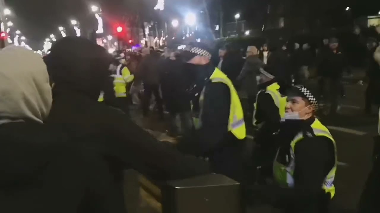 Fight between West Ham and Tottenham hooligans 22.12.2021 - YouTube