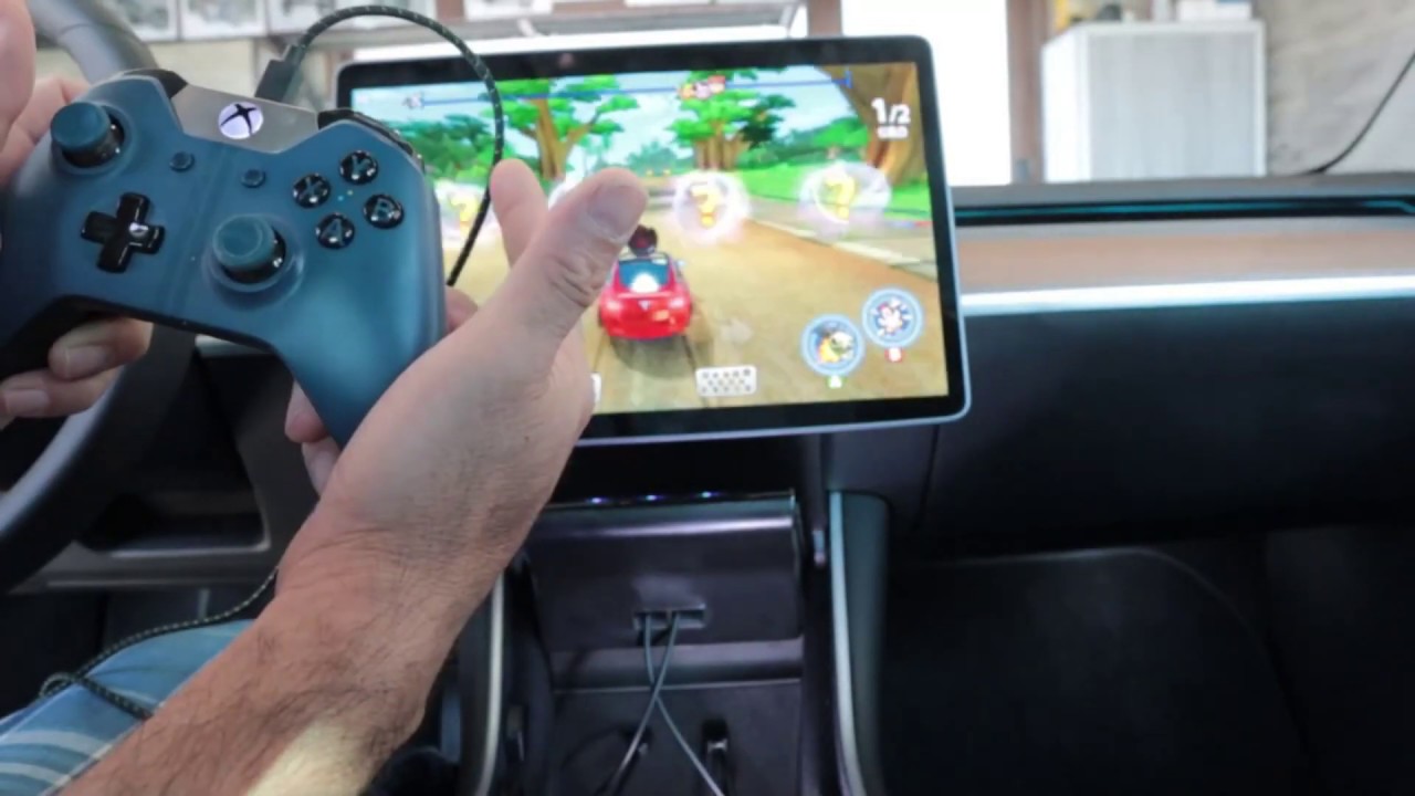 Giochiamo nelle TESLA MODEL 3 ecco i joypad / joystick / controller ...